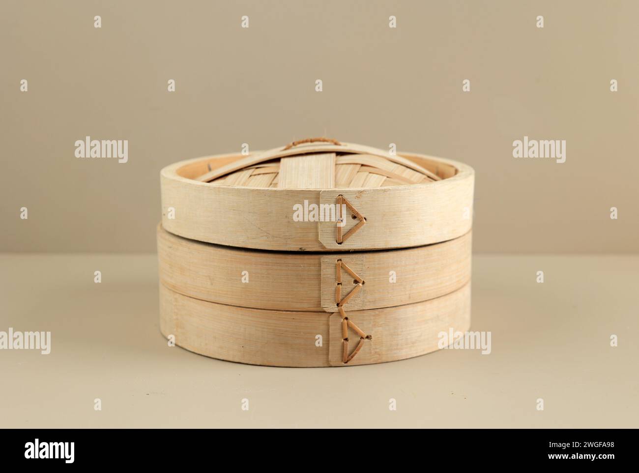 Chinese Dumpling Dim Sum Bamboo Steamer Stock Photo - Alamy