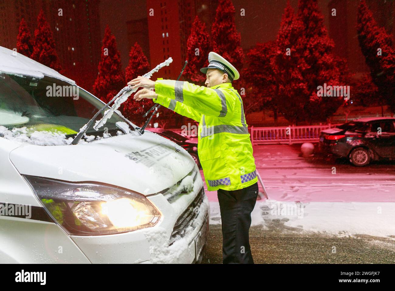 TENGZHOU, CHINA - FEBRUARY 4, 2024 - Traffic police deal with a car ...