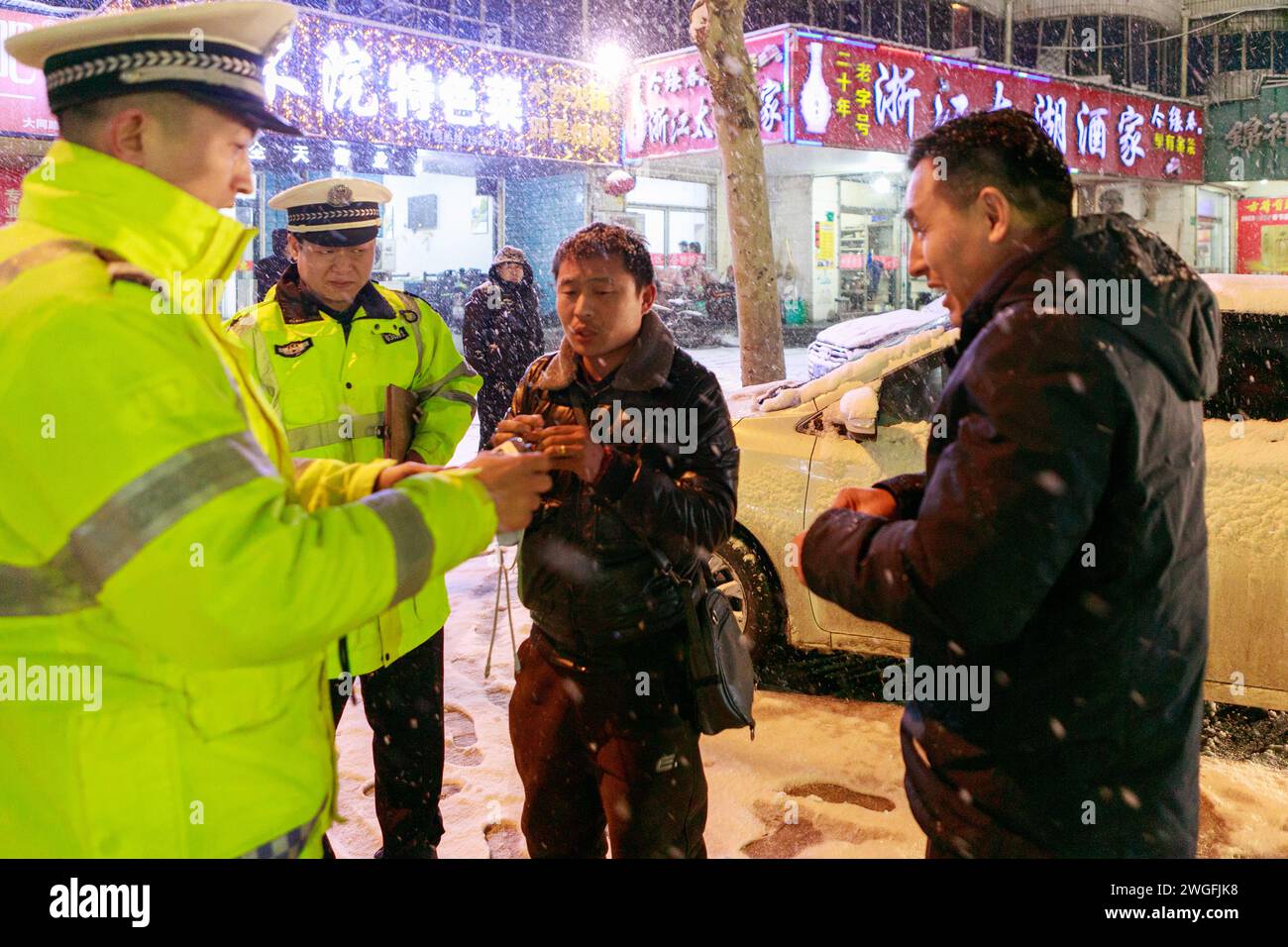 TENGZHOU, CHINA - FEBRUARY 4, 2024 - Traffic police deal with a car ...