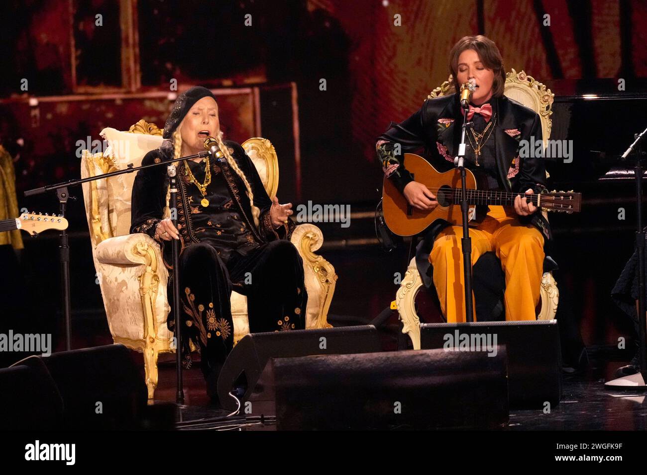 Joni Mitchell Left And Brandi Carlile Perform Both Sides Now During
