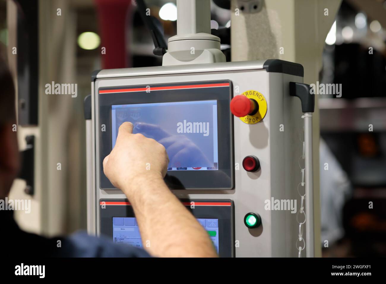 Computer operator hi-res stock photography and images - Alamy