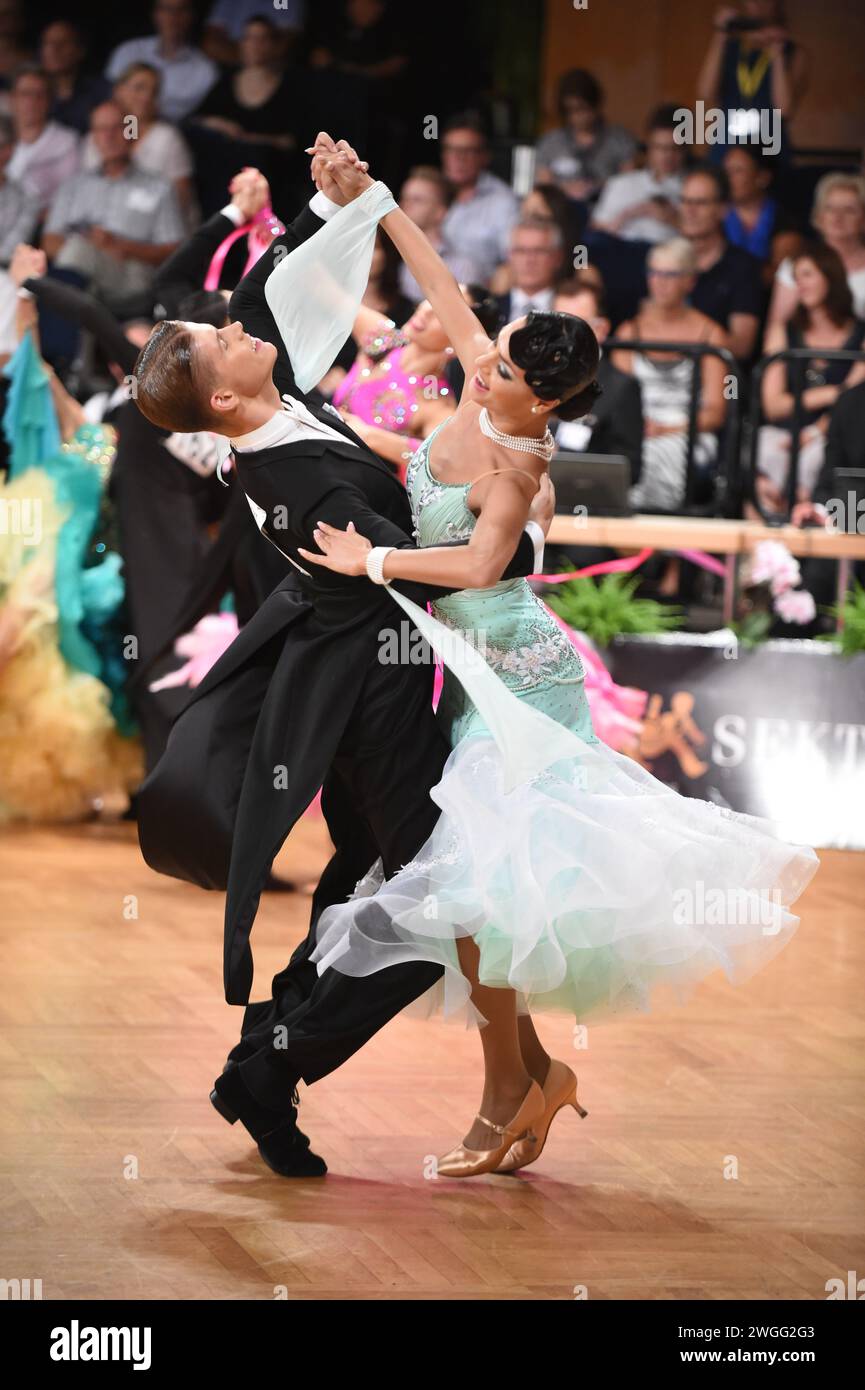Ballroom dancing competition adults hi-res stock photography and images ...