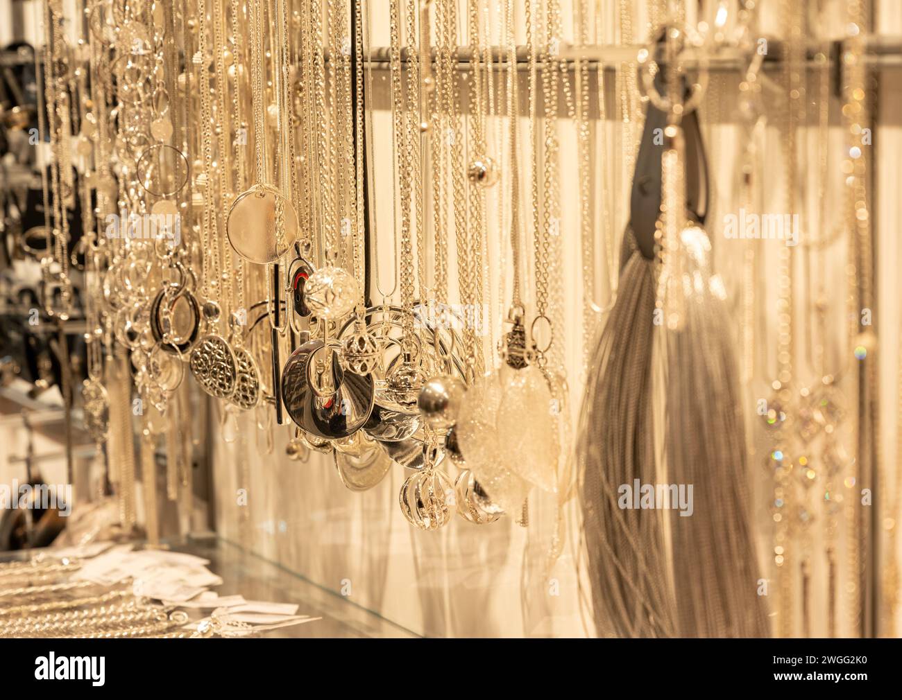 India gold jewelry shop hi-res stock photography and images - Alamy