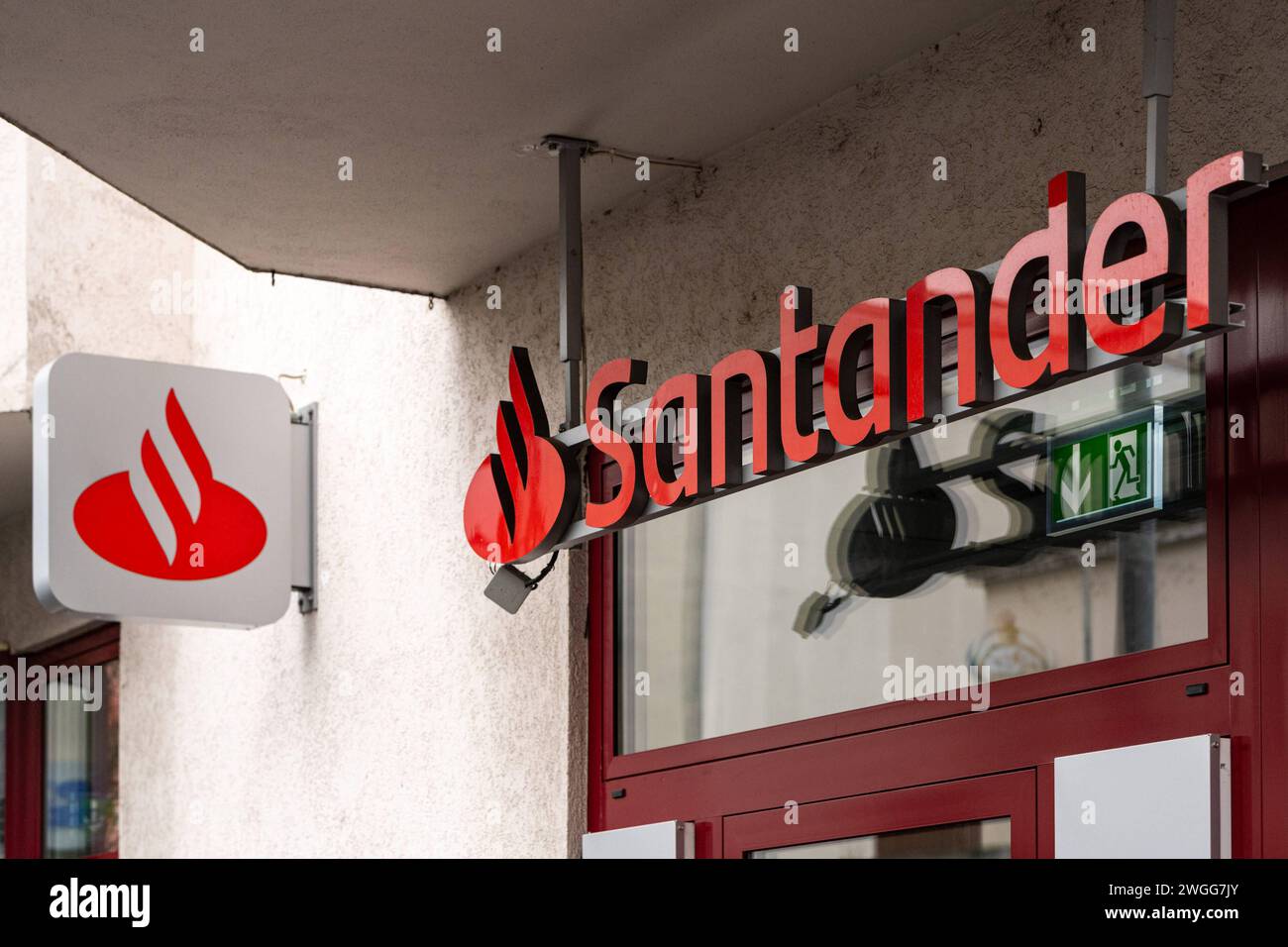Santander Bank Logo und Schriftzug 04.02.2024, Limburg: Symbolfoto ...