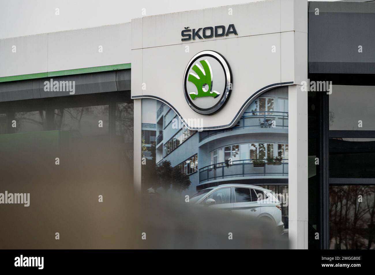 Skoda-Logo und Schriftzug vor einem Autohaus 04.02.2024, Limburg ...