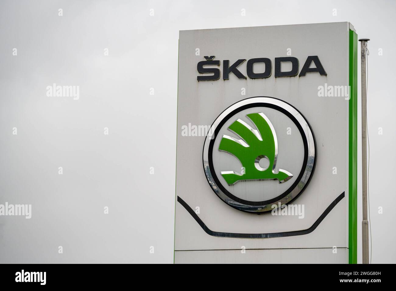Skoda-Logo und Schriftzug vor einem Autohaus 04.02.2024, Limburg ...