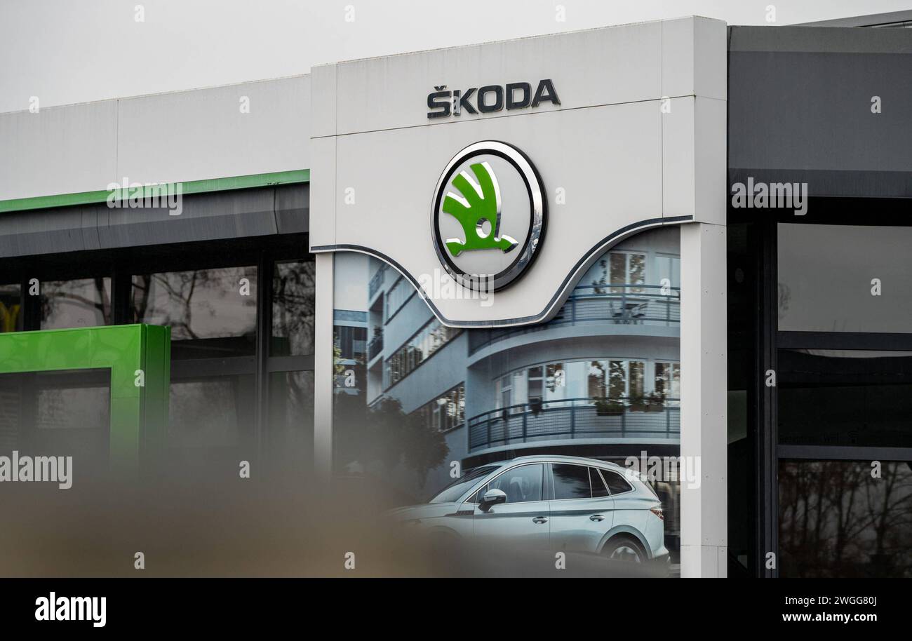 Skoda-Logo und Schriftzug vor einem Autohaus 04.02.2024, Limburg ...