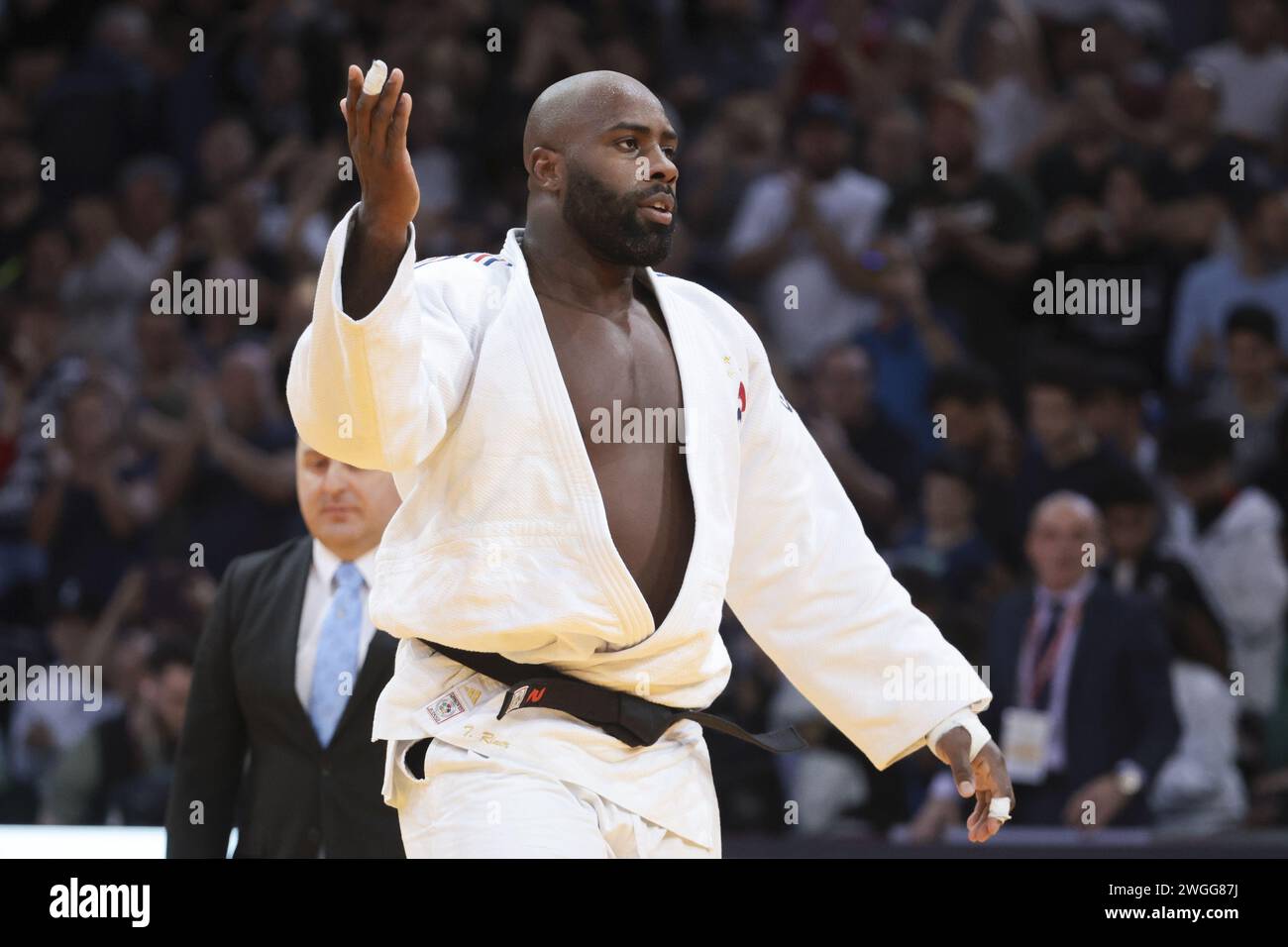 Teddy Riner of France (white) celebrates winning against Minjong Kim of ...