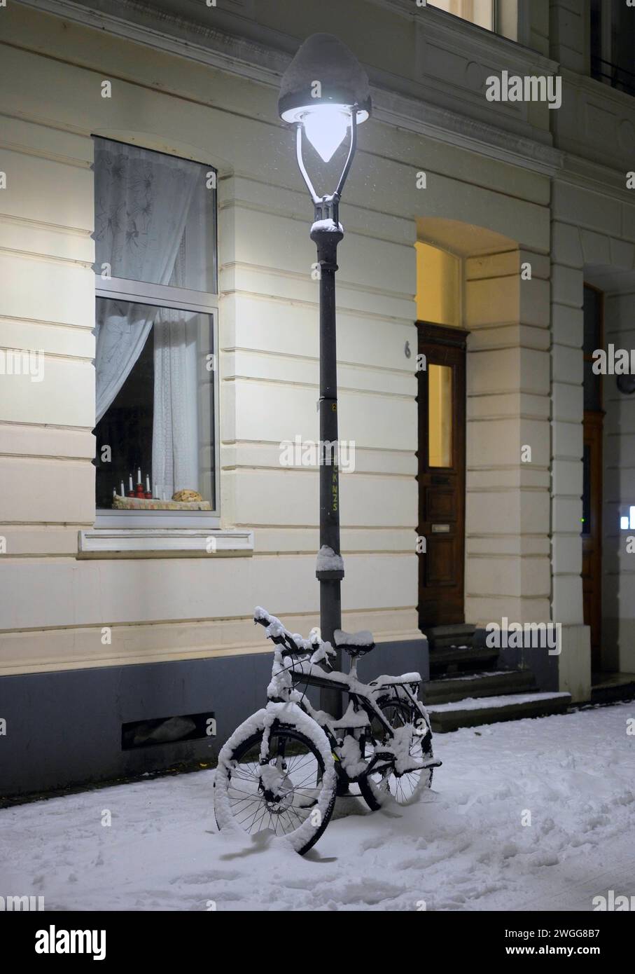 DEU , DEUTSCHLAND : Wintereinbruch im Rheinland : ein eingeschneites ...