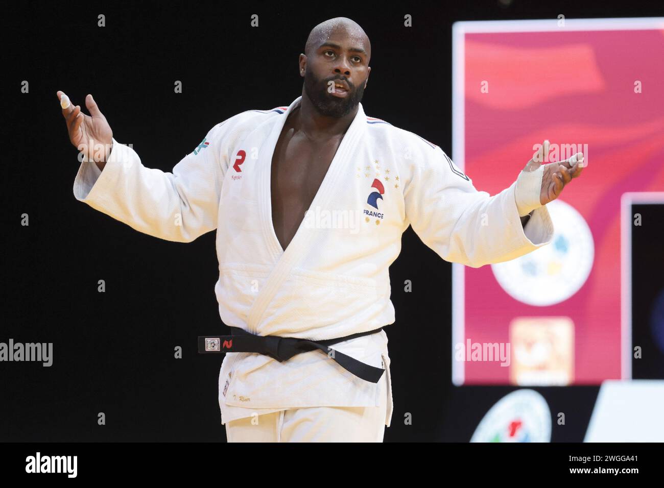 Teddy Riner of France (white) celebrates winning against Minjong Kim of ...