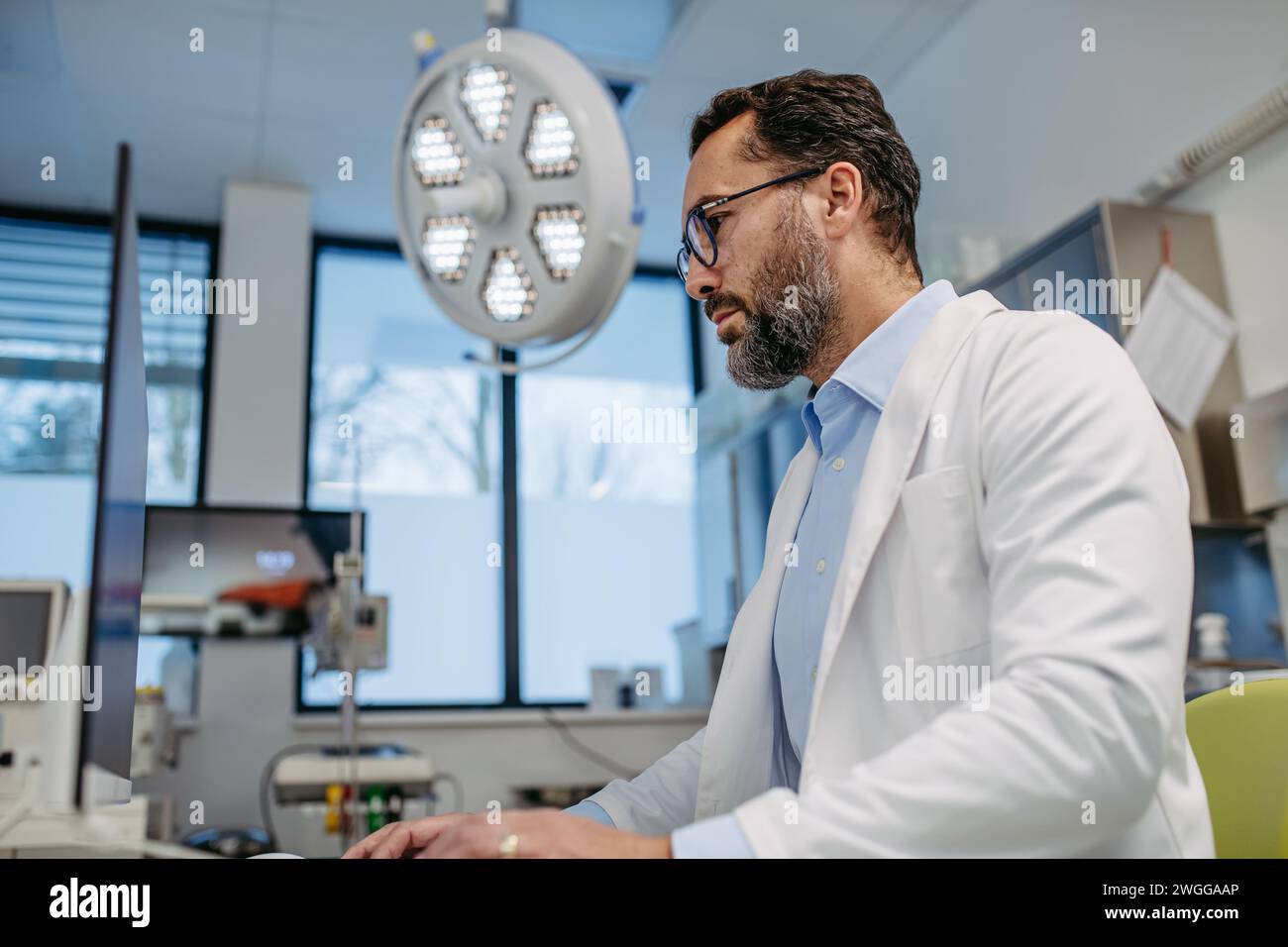 Patient on busy ward hospital hi-res stock photography and images - Alamy