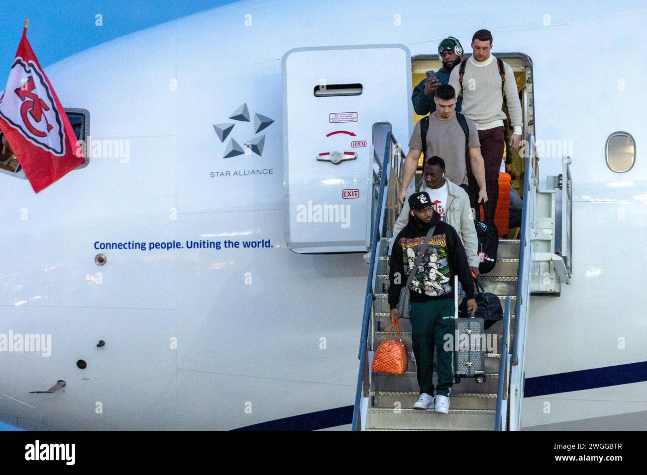 Las Vegas, USA. 04th Feb, 2024. The Kansas City Chiefs exit a plane ...