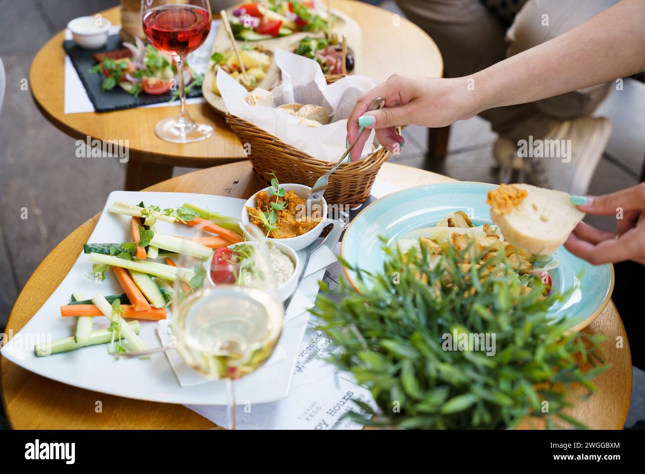 People Eating at an Outdoor Brunch Stock Photo - Alamy