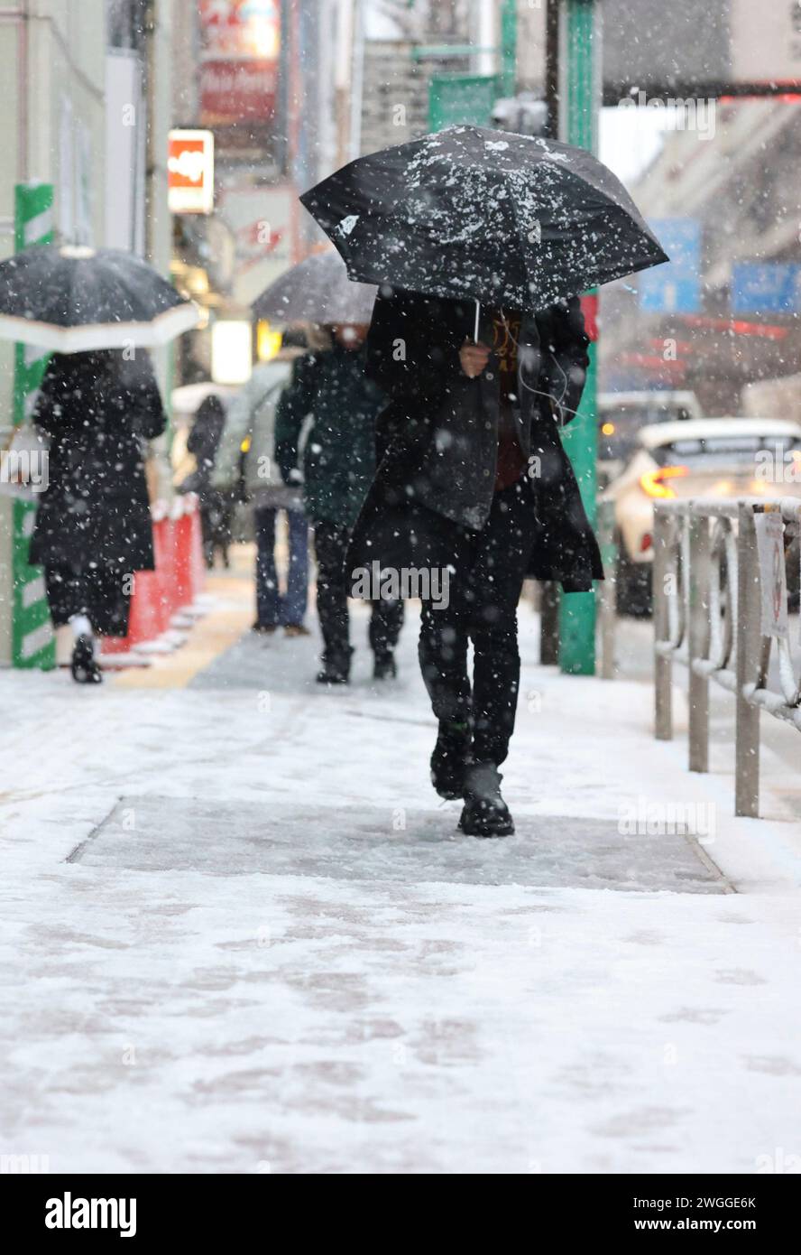 Snow falls in Shibuya Ward, Tokyo on Feb. 5, 2024. The Kanto Koshin ...