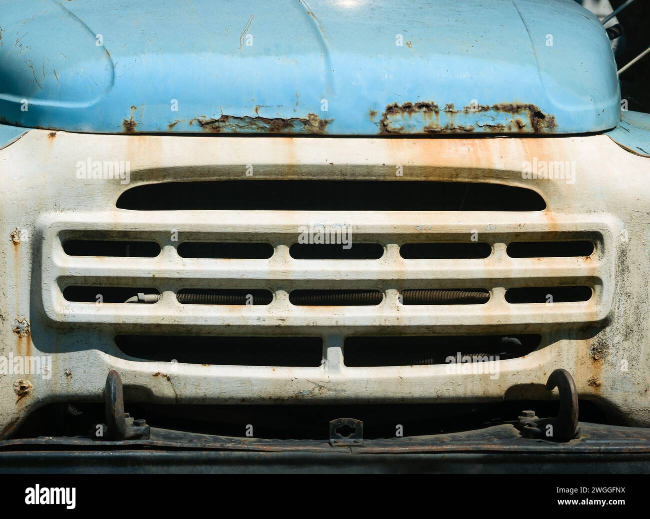 Radiator grill of an old rusty truck Stock Photo - Alamy