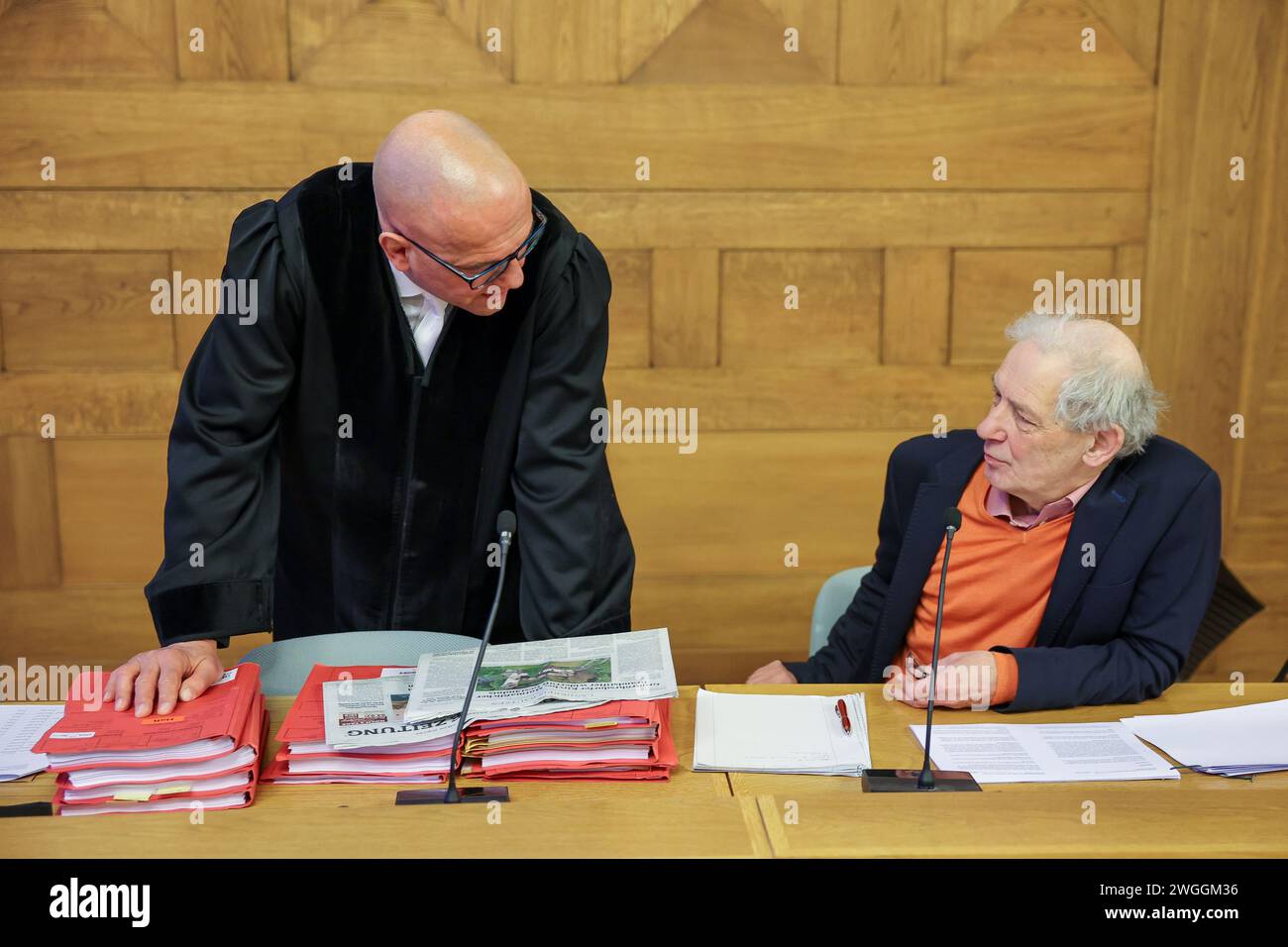 05 February 2024, Saxony, Bautzen: Public prosecutor Peter Terres (l ...
