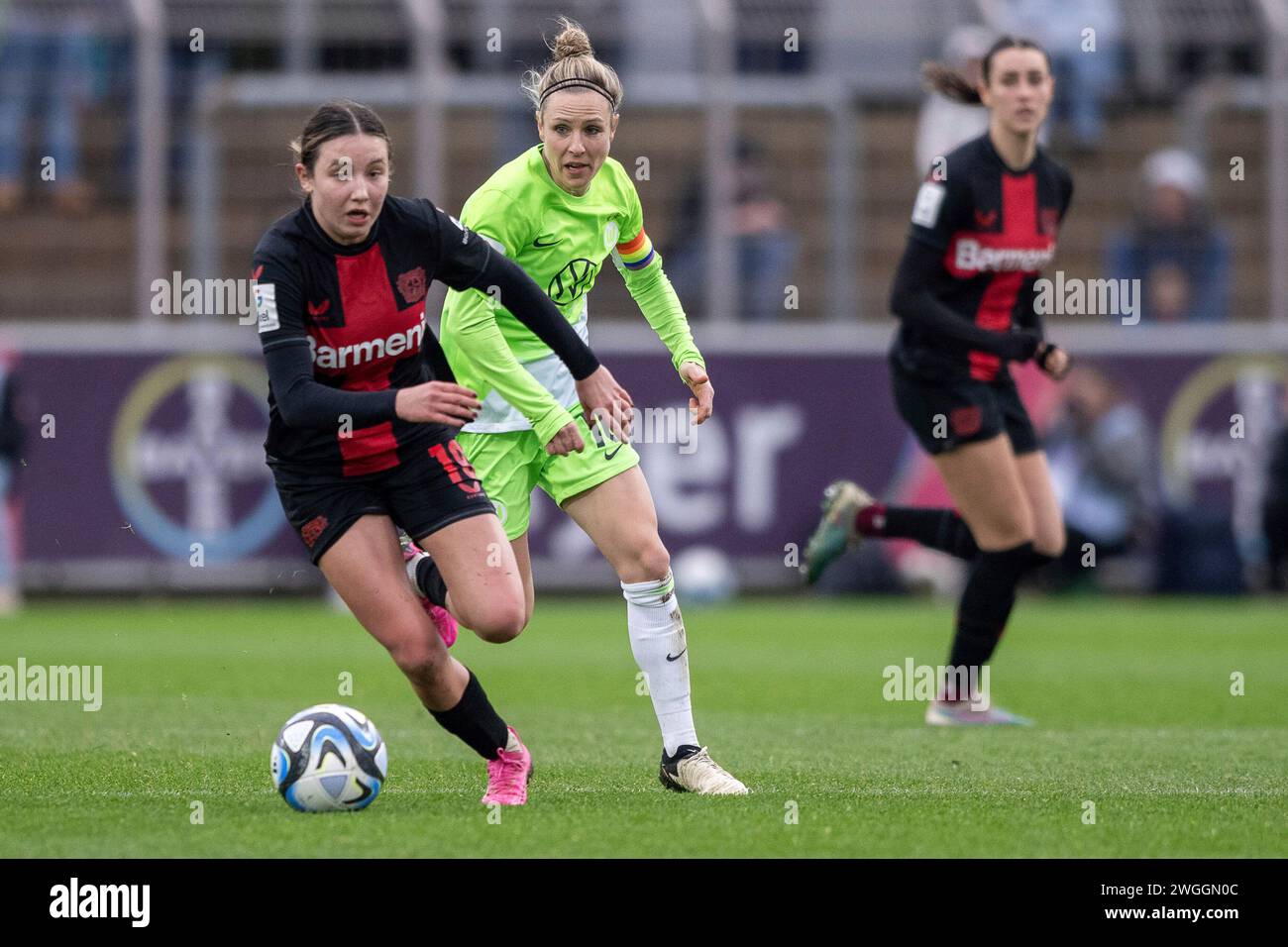 Loreen Bender (Bayer 04 Leverkusen, #19) sprintet Svenja Huth (VfL ...
