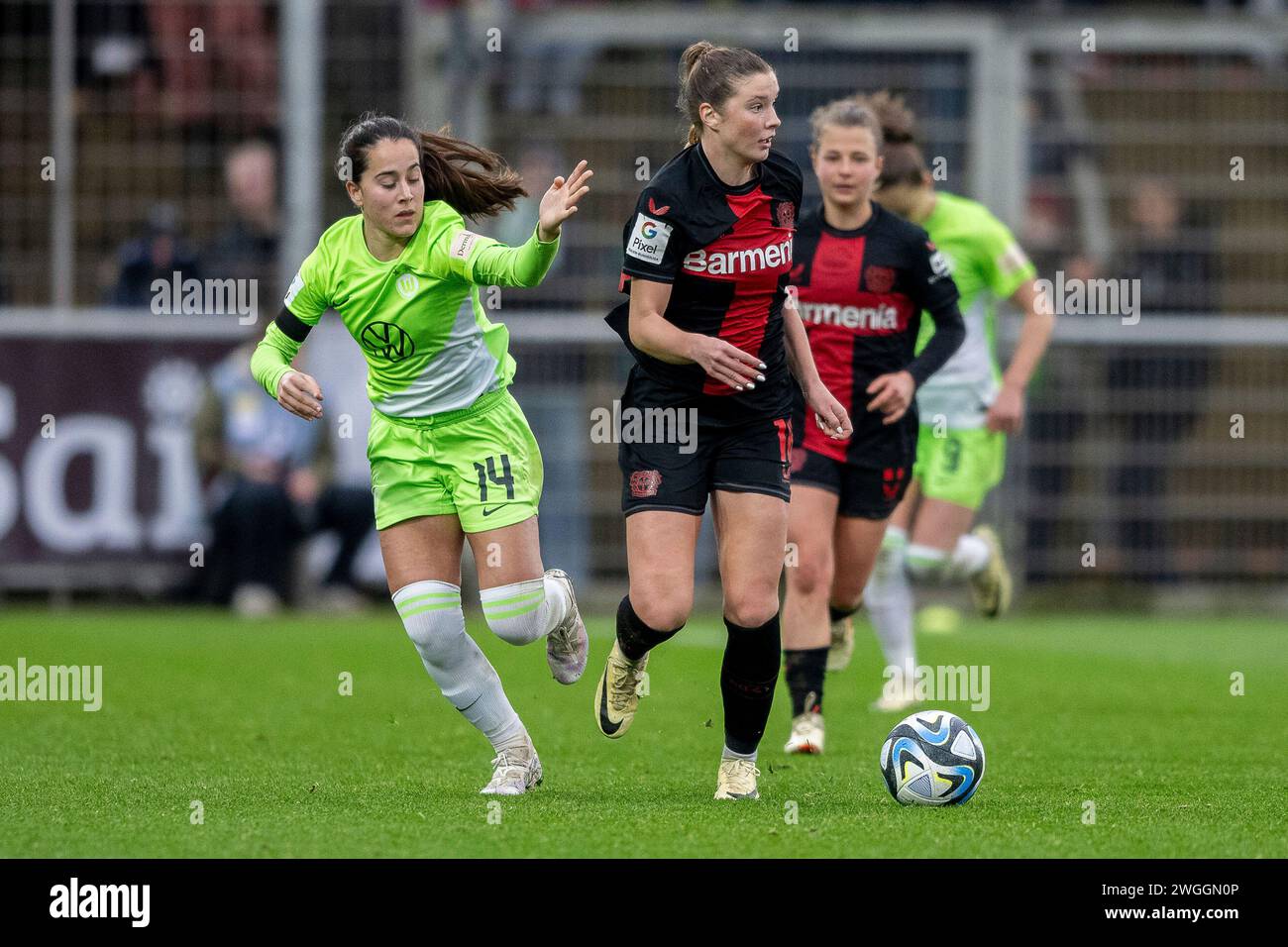 Nuria Rabano Blanco (VfL Wolfsburg, #14) kann Karolina Lea ...