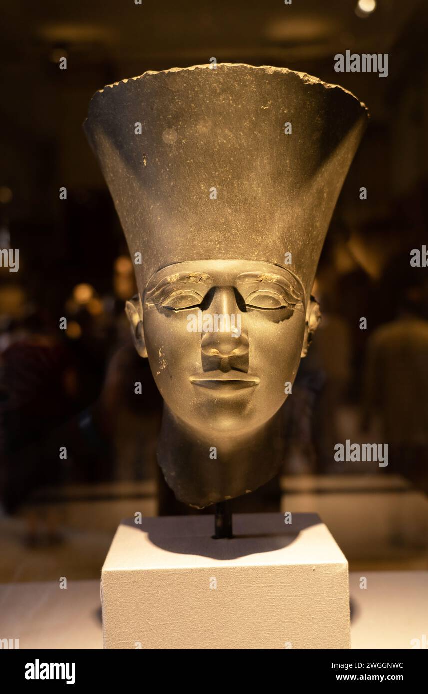 Ancient stone pharaoh tutankhamen mask hi-res stock photography and ...
