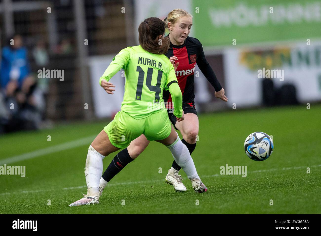 Caroline Siems (Bayer 04 Leverkusen, #13) geht an Nuria Rabano Blanco ...