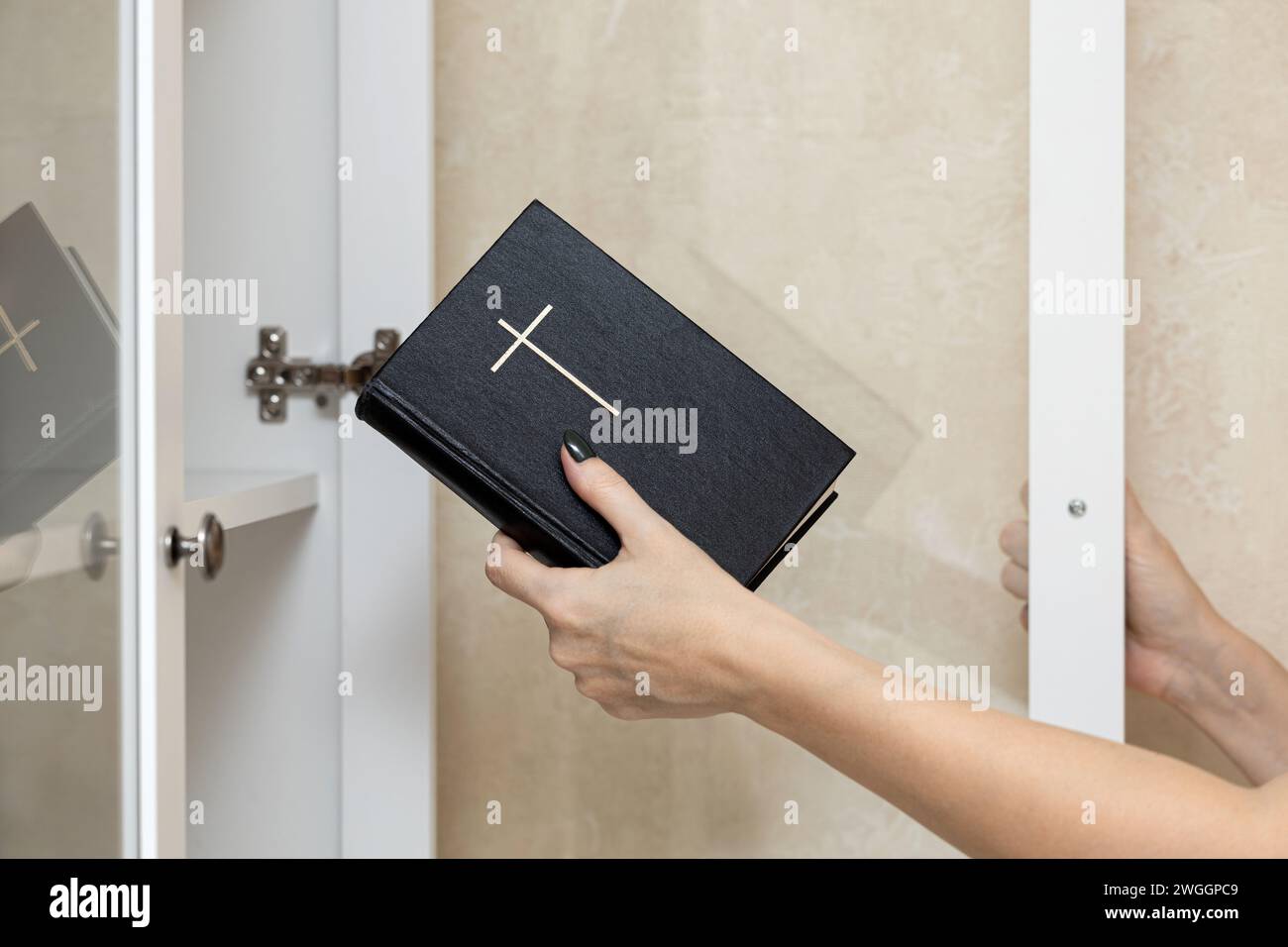 Christian bookshelf hi-res stock photography and images - Alamy