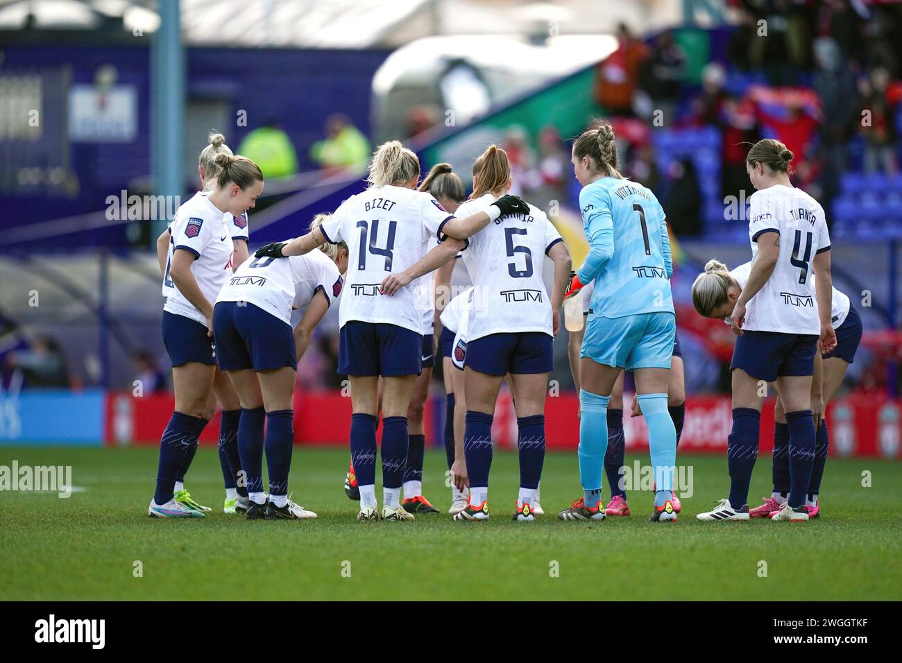 Tottenham hotspur players huddle hi-res stock photography and images ...