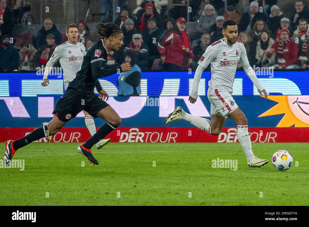 Jean Matteo Bahoya (Eintracht Frankfurt, #19) versucht Linton Maina (1 ...