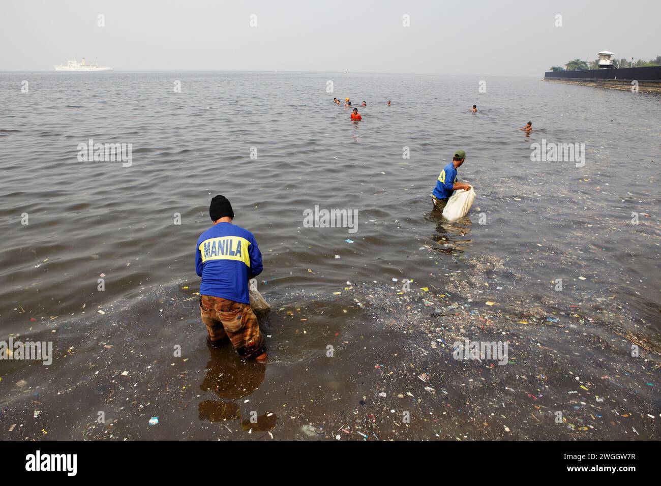 Volunteers at Manila Bay, NCR, Philippines during the International ...
