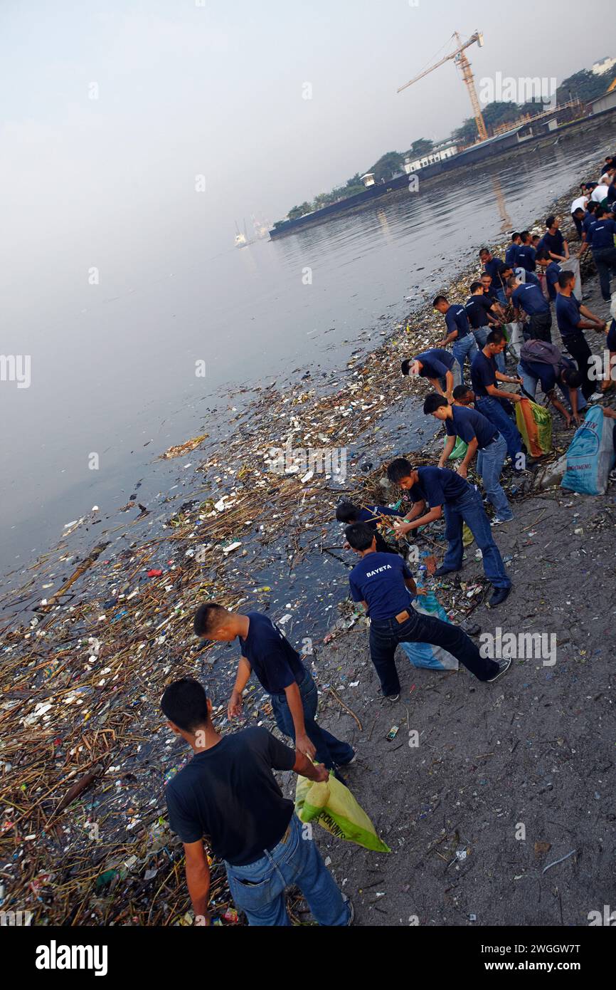 The Coast Guard helps pick up trash at the International Ocean ...
