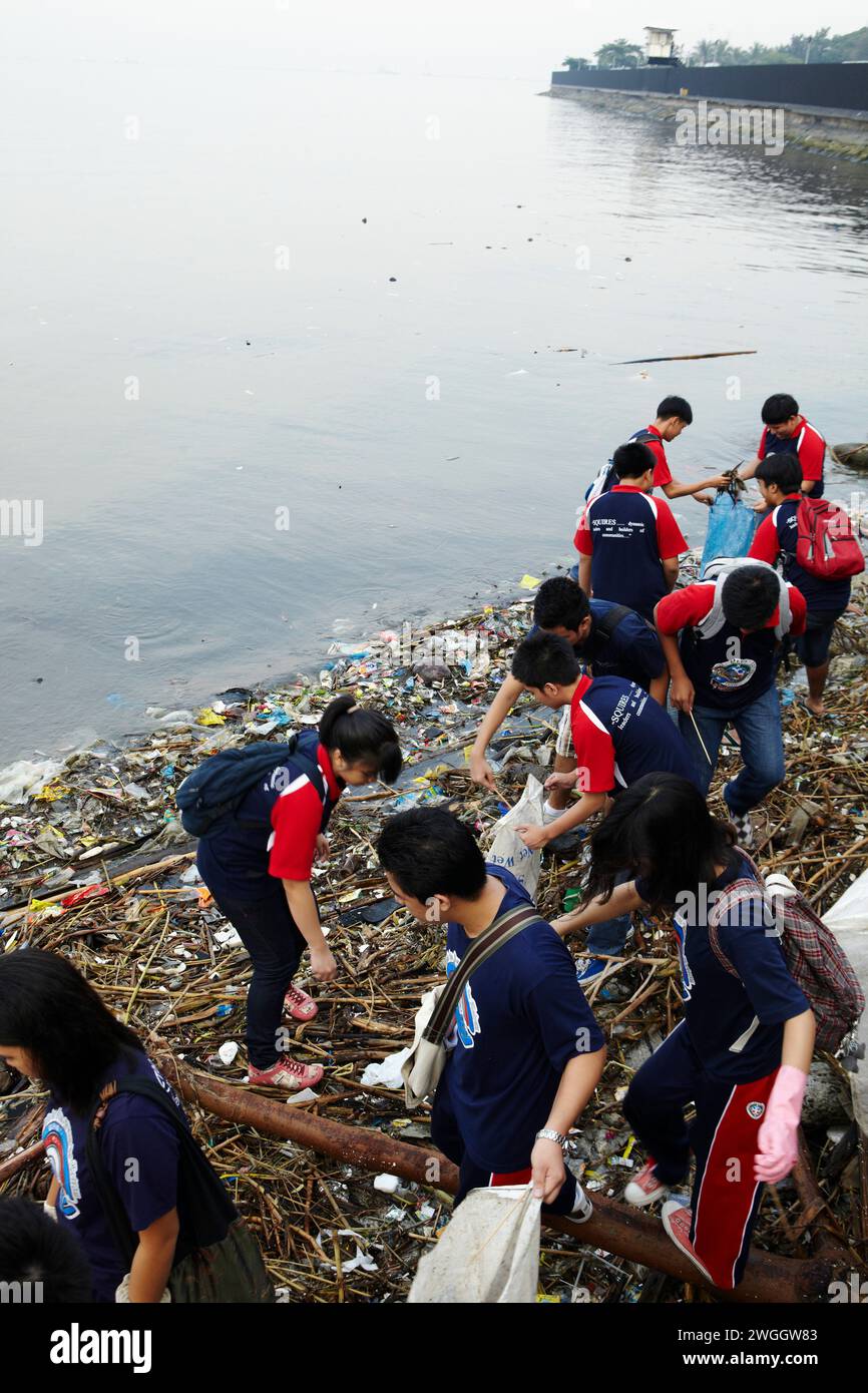 Volunteers at Manila Bay, NCR, Philippines during the International ...