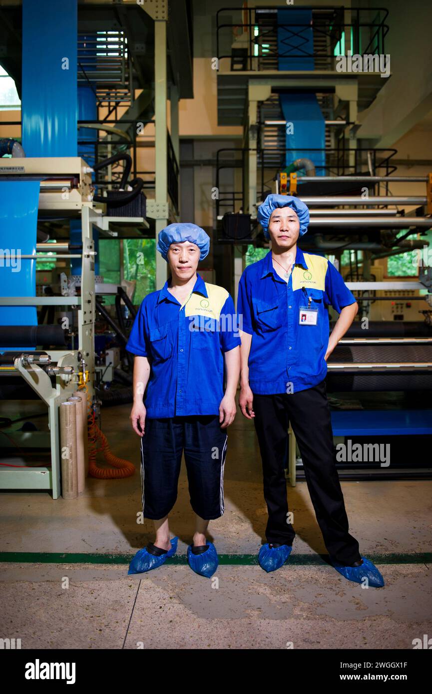 China factory workers hi-res stock photography and images - Alamy