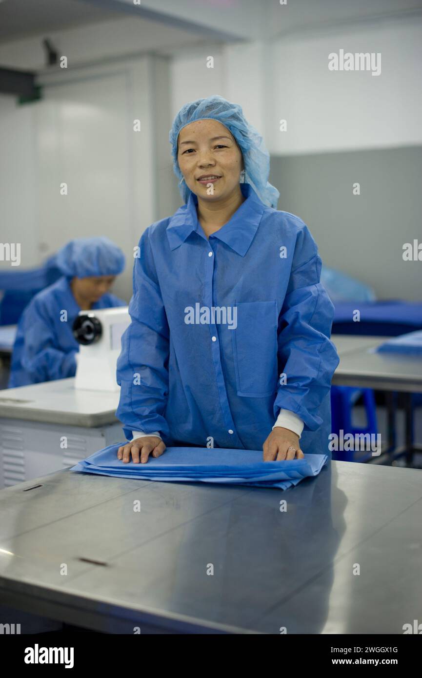 Female factory worker china hi-res stock photography and images - Alamy
