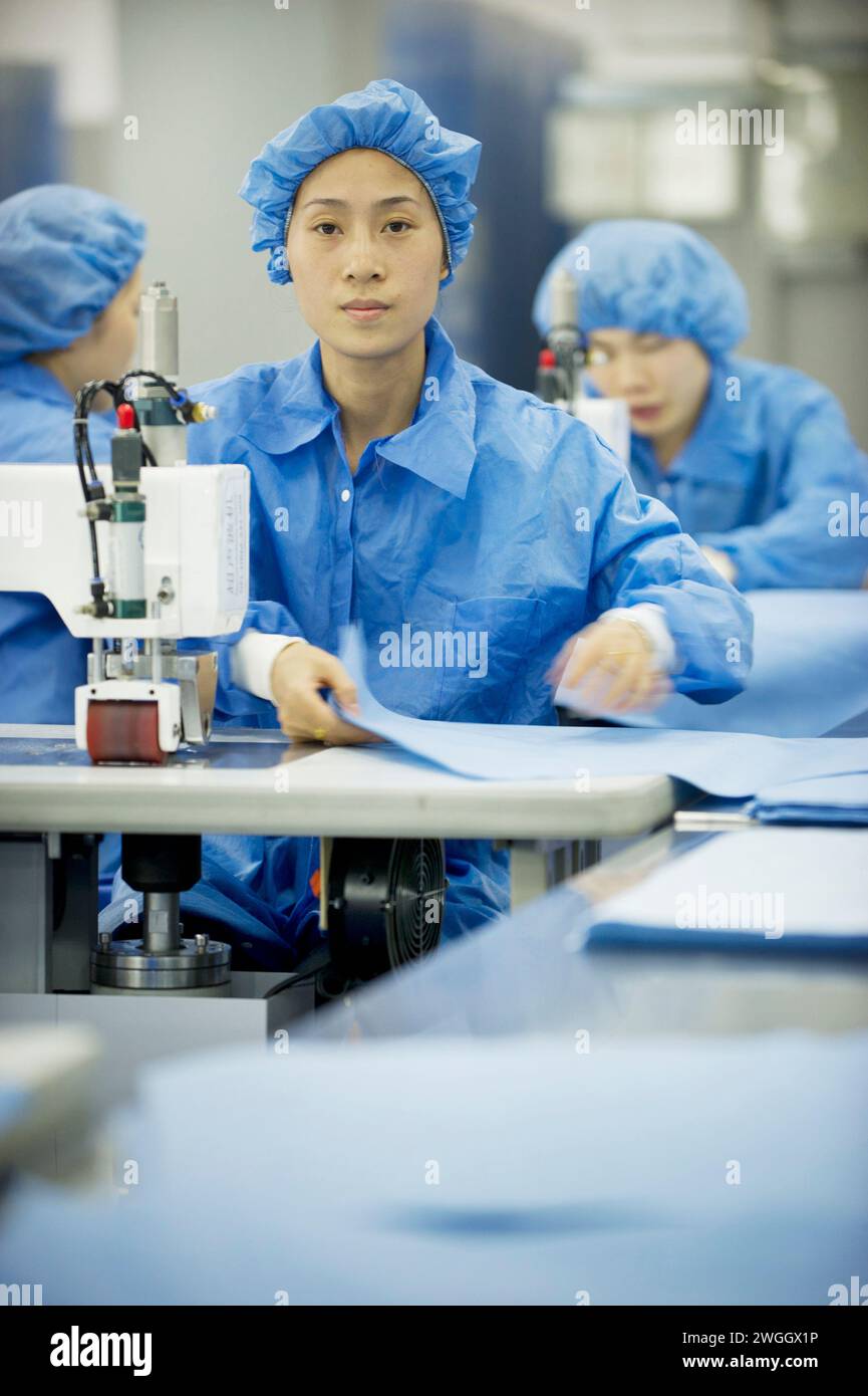 Female factory worker china hi-res stock photography and images - Alamy