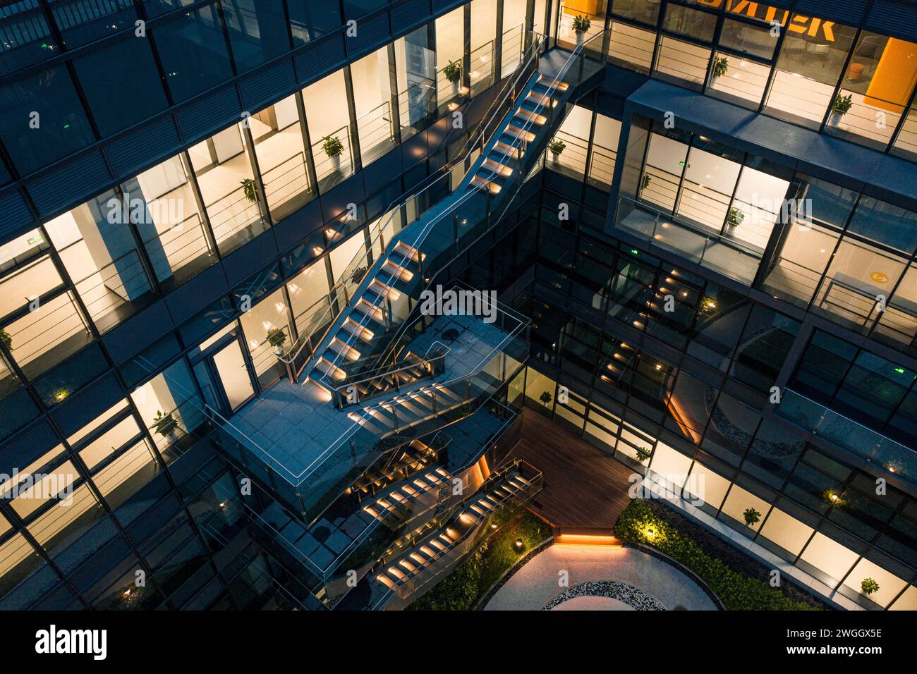 The courtyard garden of a high-tech company has a curved passage ...