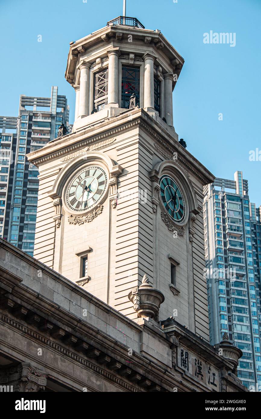 Large face hands clock time hi-res stock photography and images - Alamy