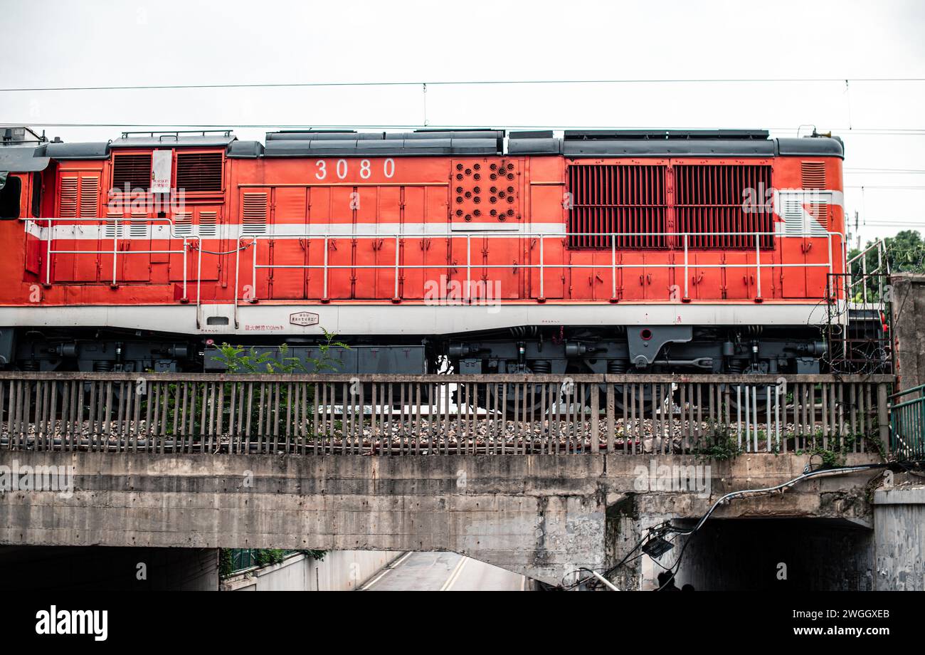 Locomotive train approaching platform hi-res stock photography and ...