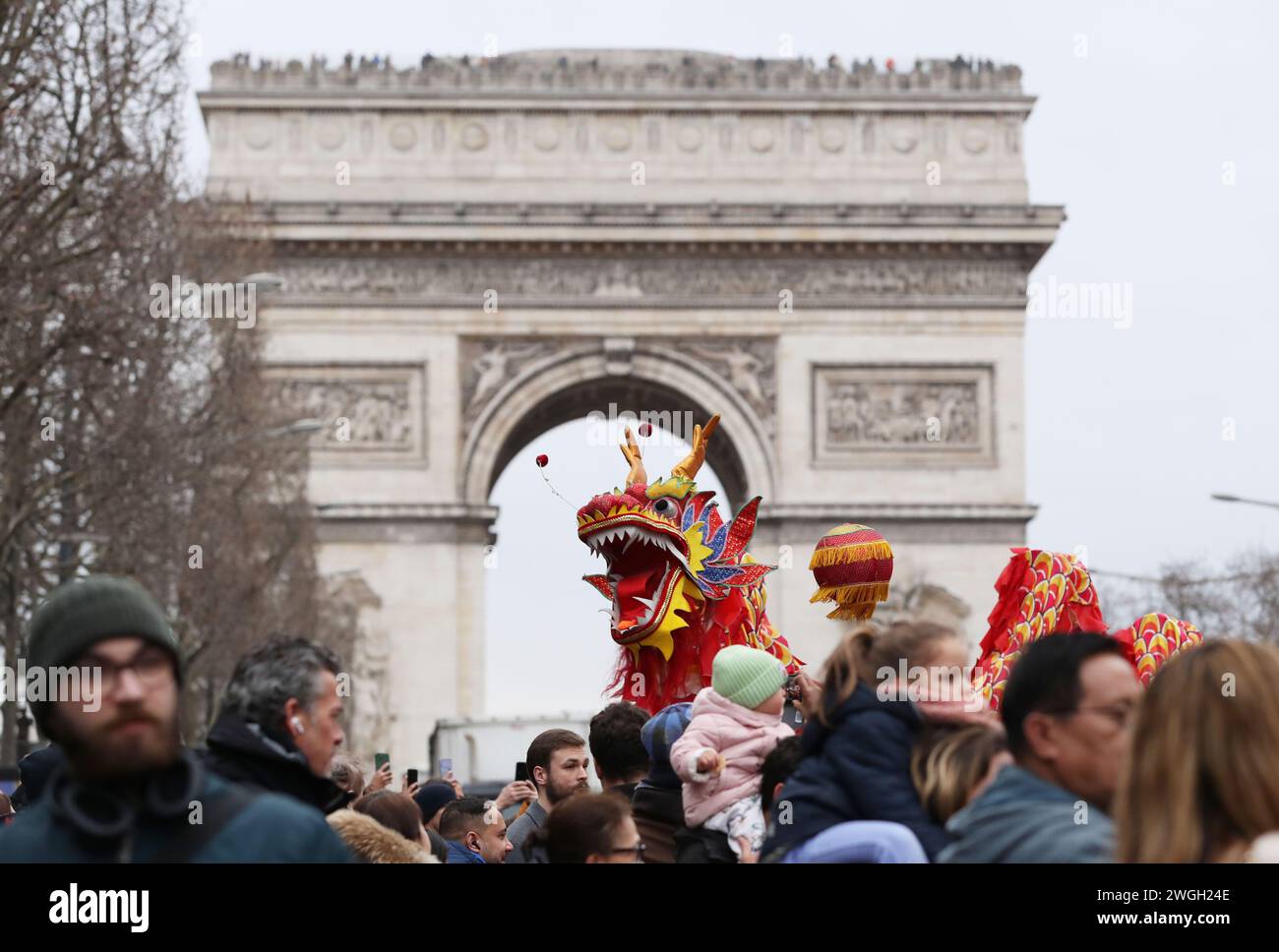 (240205) -- PARIS, Feb. 5, 2024 (Xinhua) -- People watch the ...