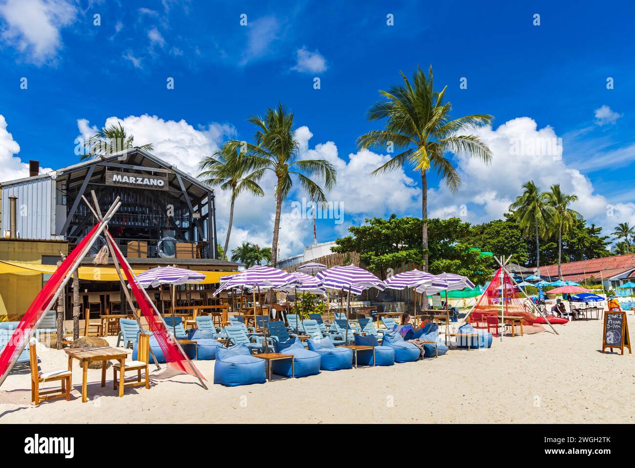 Sun loungers, hotel frontage, Chaweng beach, Ko Samui, Thailand Stock ...