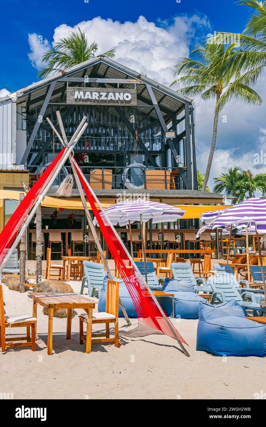 Sun loungers, hotel frontage, Chaweng beach, Ko Samui, Thailand Stock ...