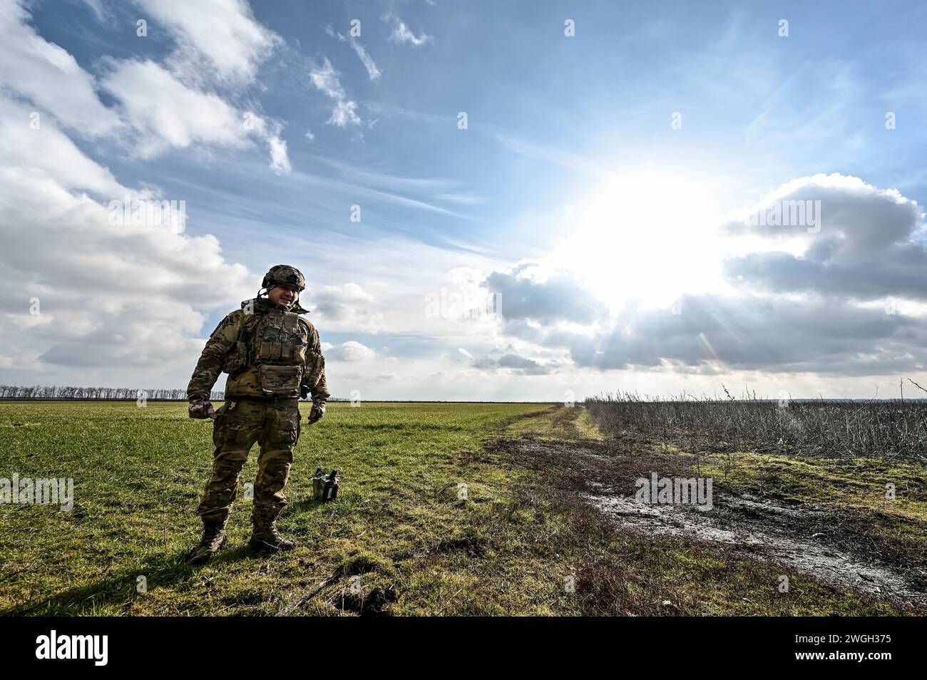 Non Exclusive: ZAPORIZHZHIA, UKRAINE - FEBRUARY 2, 2024 - A serviceman ...