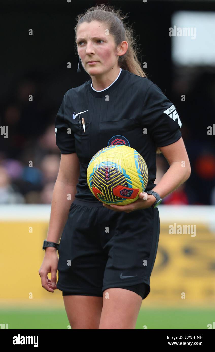 Female referee football match hi-res stock photography and images - Alamy