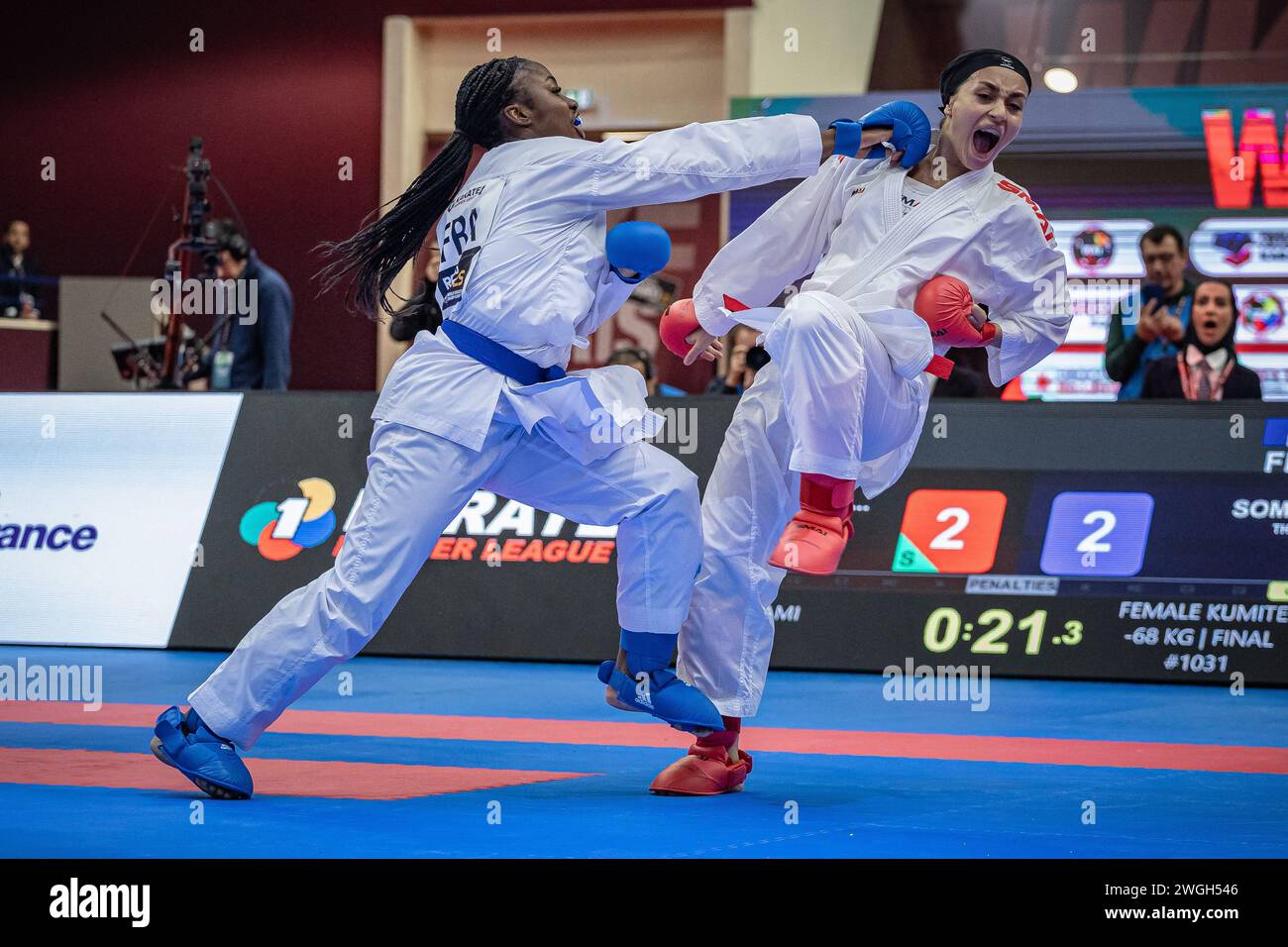 Paris, France. 28th Jan, 2024. Sombe Thalya from France (blue) and ...
