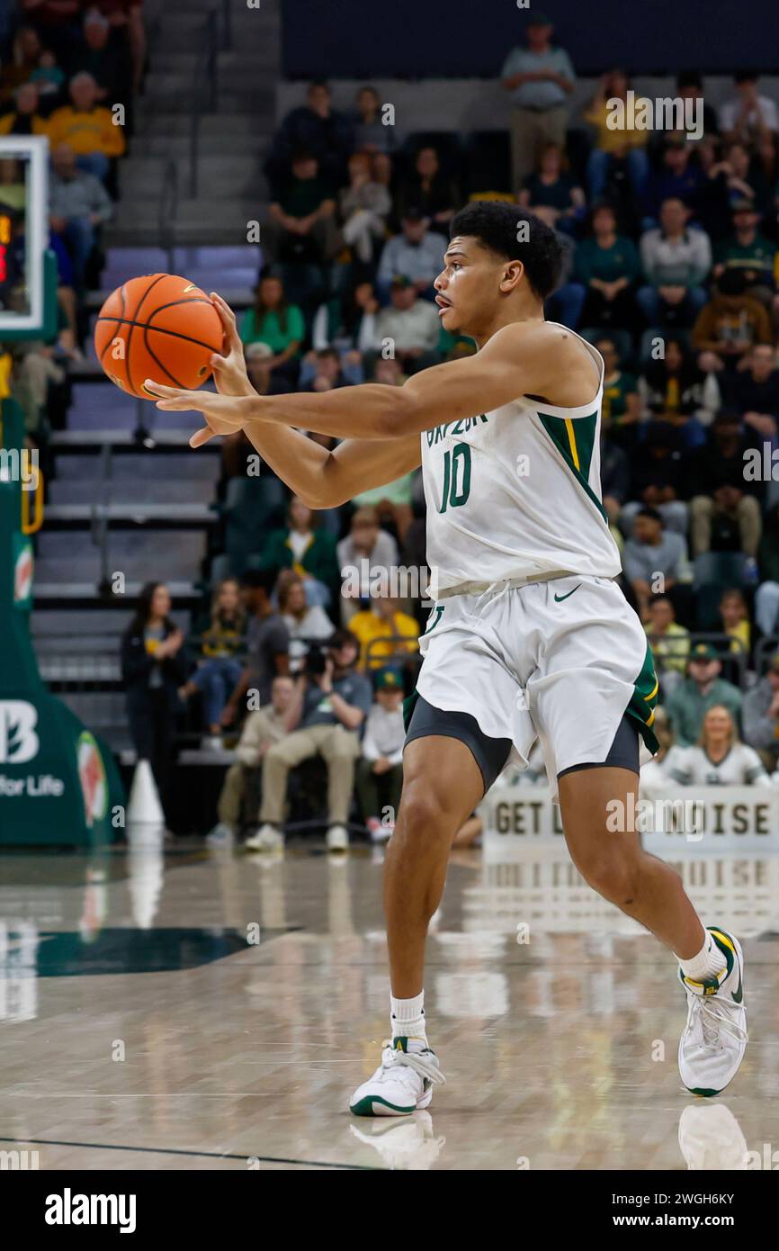 WACO, TX - FEBRUARY 03: Baylor Bears guard RayJ Dennis (10) passes the ...