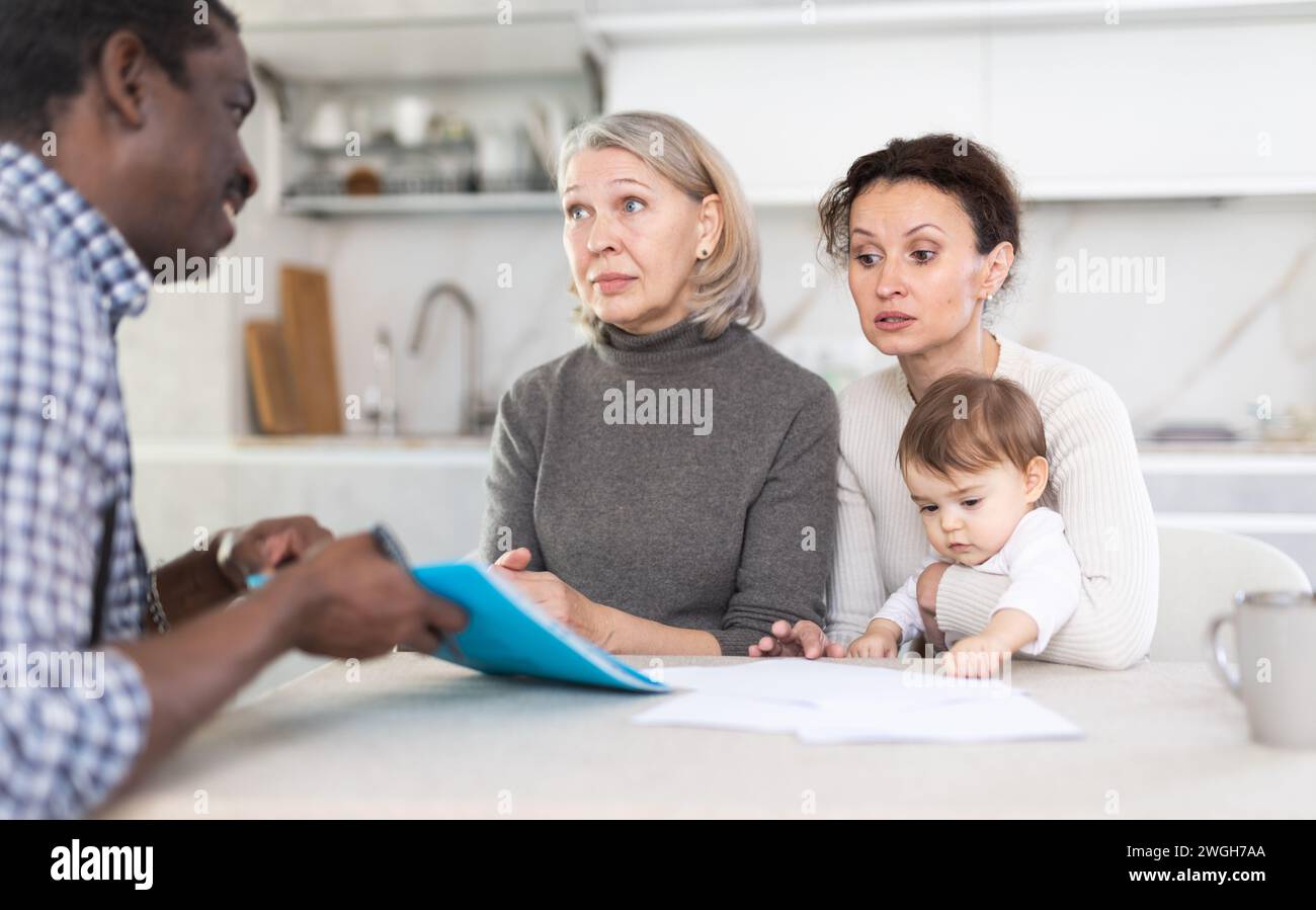 Different generations talking hi-res stock photography and images - Alamy