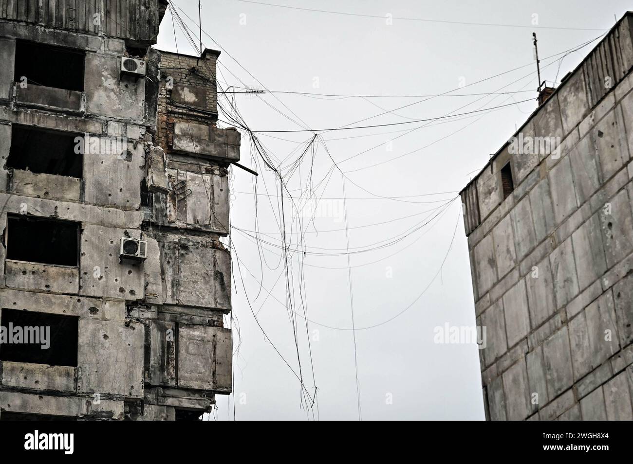 ORIKHIV, UKRAINE - JANUARY 27, 2024 - Wires are sagging in the gap ...