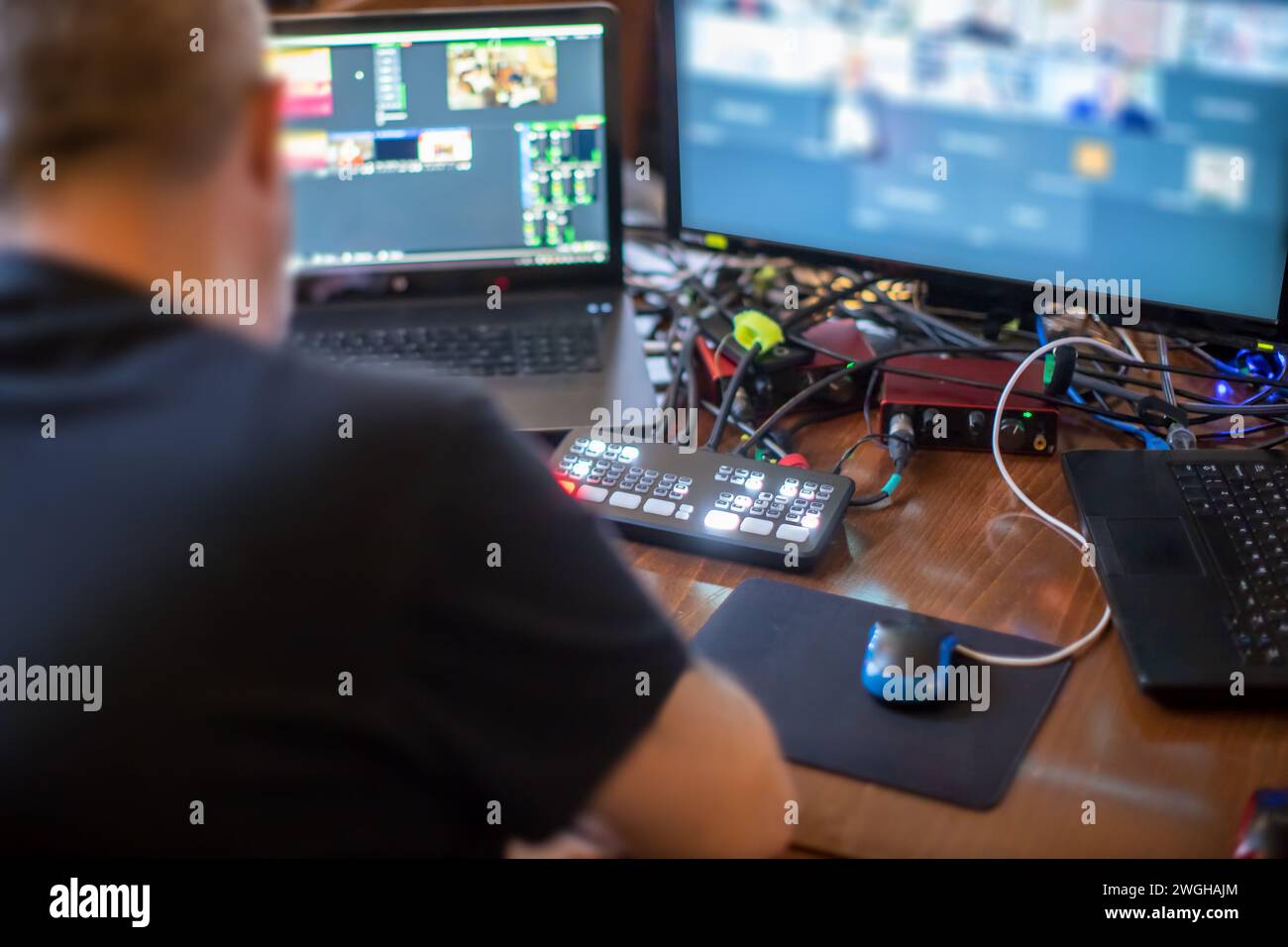 Webinar live video streaming hi-res stock photography and images - Alamy