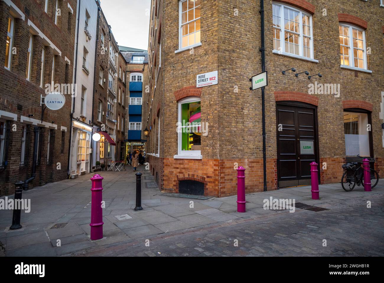 Pedestrianised streets in Covent Garden, London, England, UK Stock ...