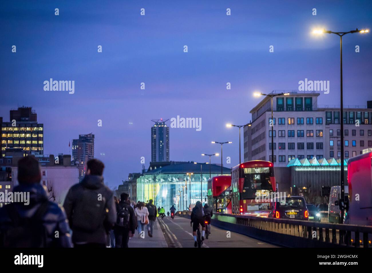 People walking on waterloo bridge hi-res stock photography and images ...