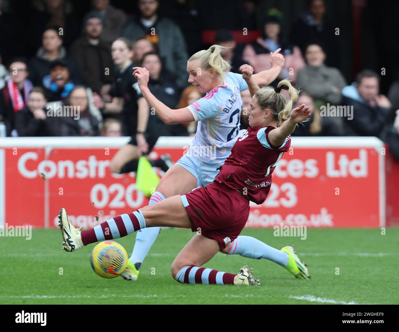 DAGENHAM, ENGLAND - FEBRUARY 04: Stina Blackstenius of Arsenaland ...