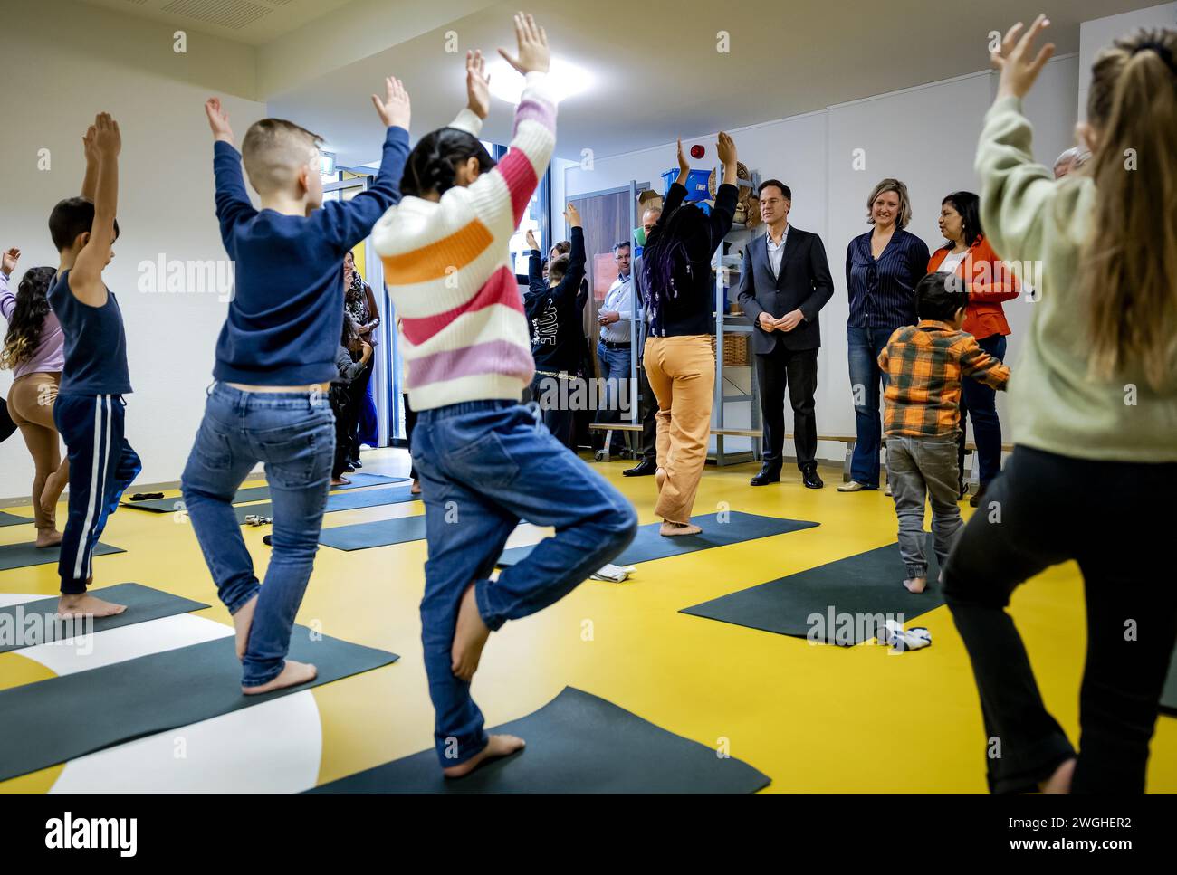 Large group secondary school children hi-res stock photography and ...